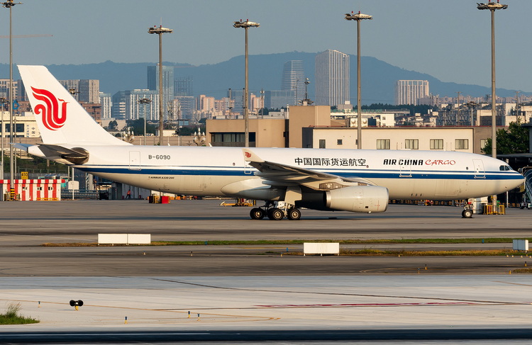 Phoenix-models 11941 Airbus A330-200 Air China Cargo B-6090