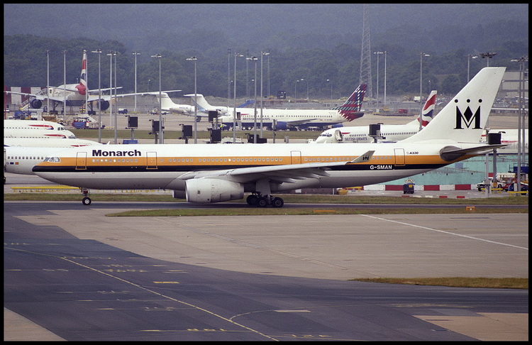 Phoenix-models 11942 Airbus A330-200 Monarch Airlines G-SMAN